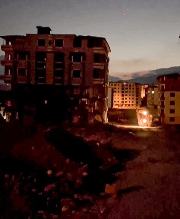 İŞ MAKİNESİYLE YERE VURARAK BİNAYI YIKTI - Hatay Büyükşehir Gazetesi